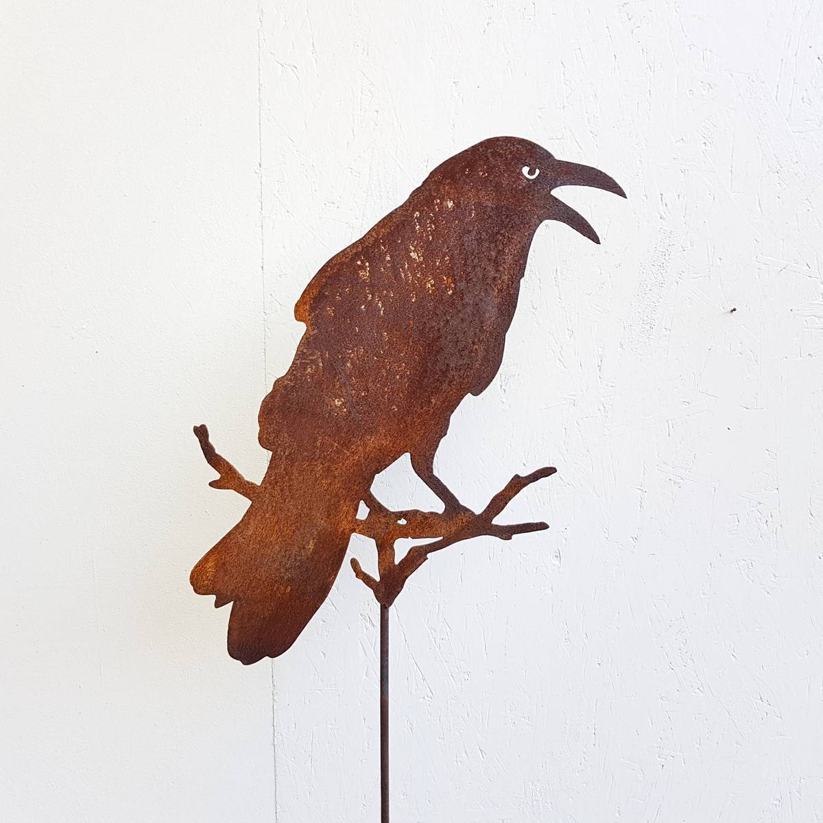 Corbeau en fer rouillé, sur tige, H. 150cm