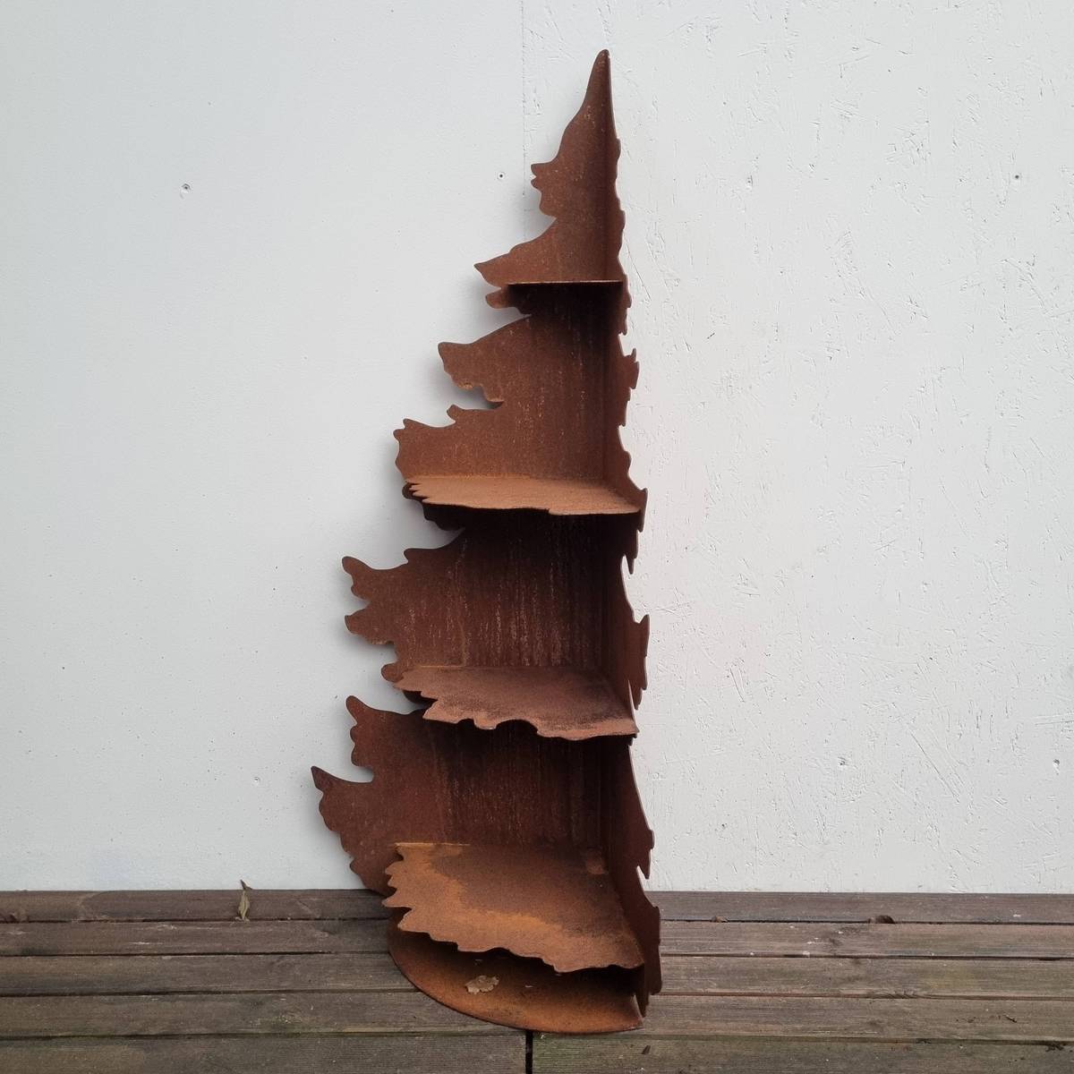Sapin stylisé, avec 4 tablars, en fer rouillé,130 cm