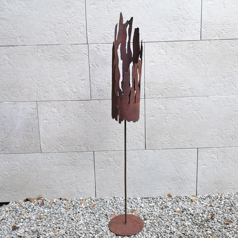 Photophore en fer rouillé, flammes, H. 80 cm
