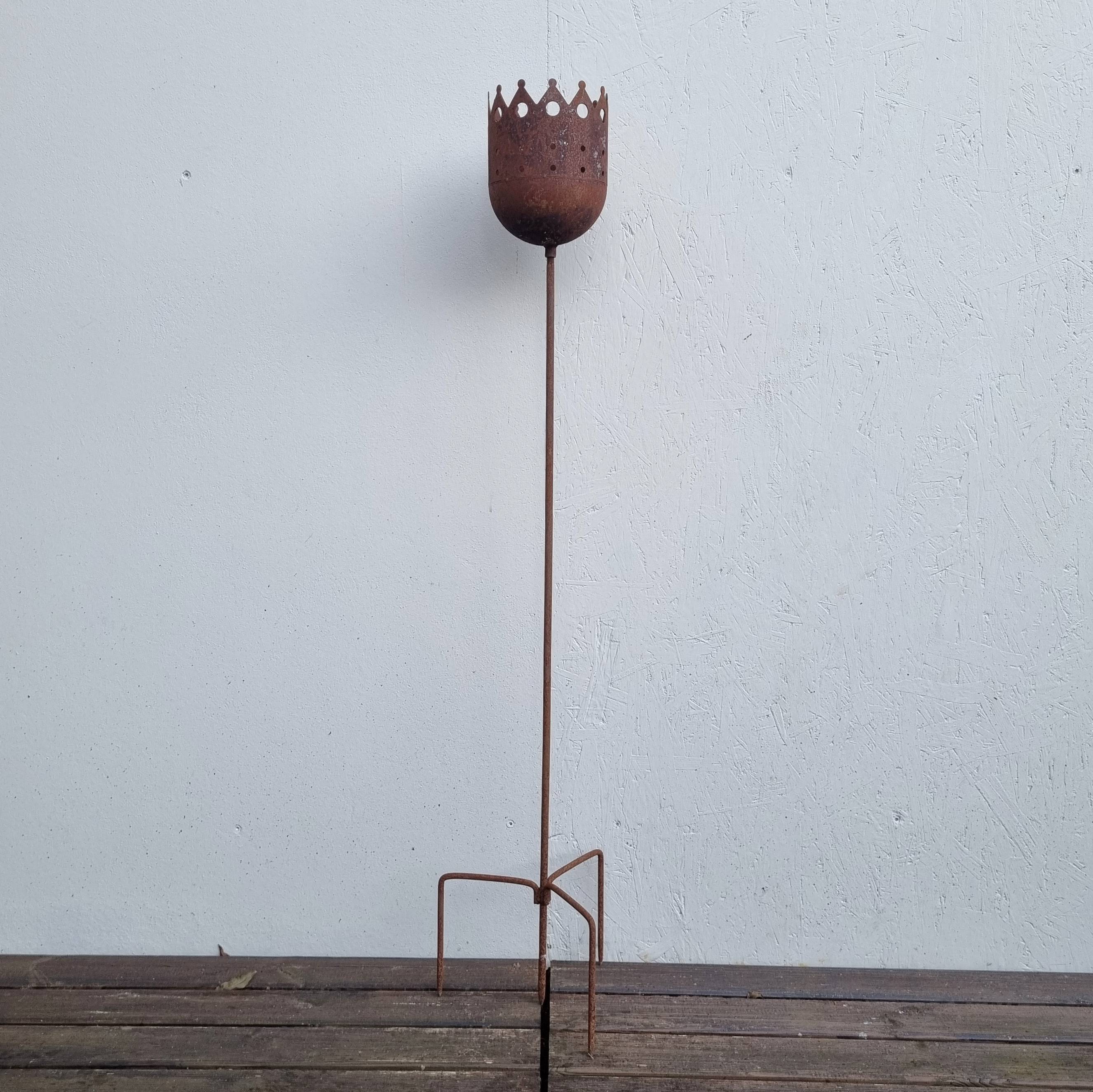 Photophore en fer rouillé, sur tige, 110 cm