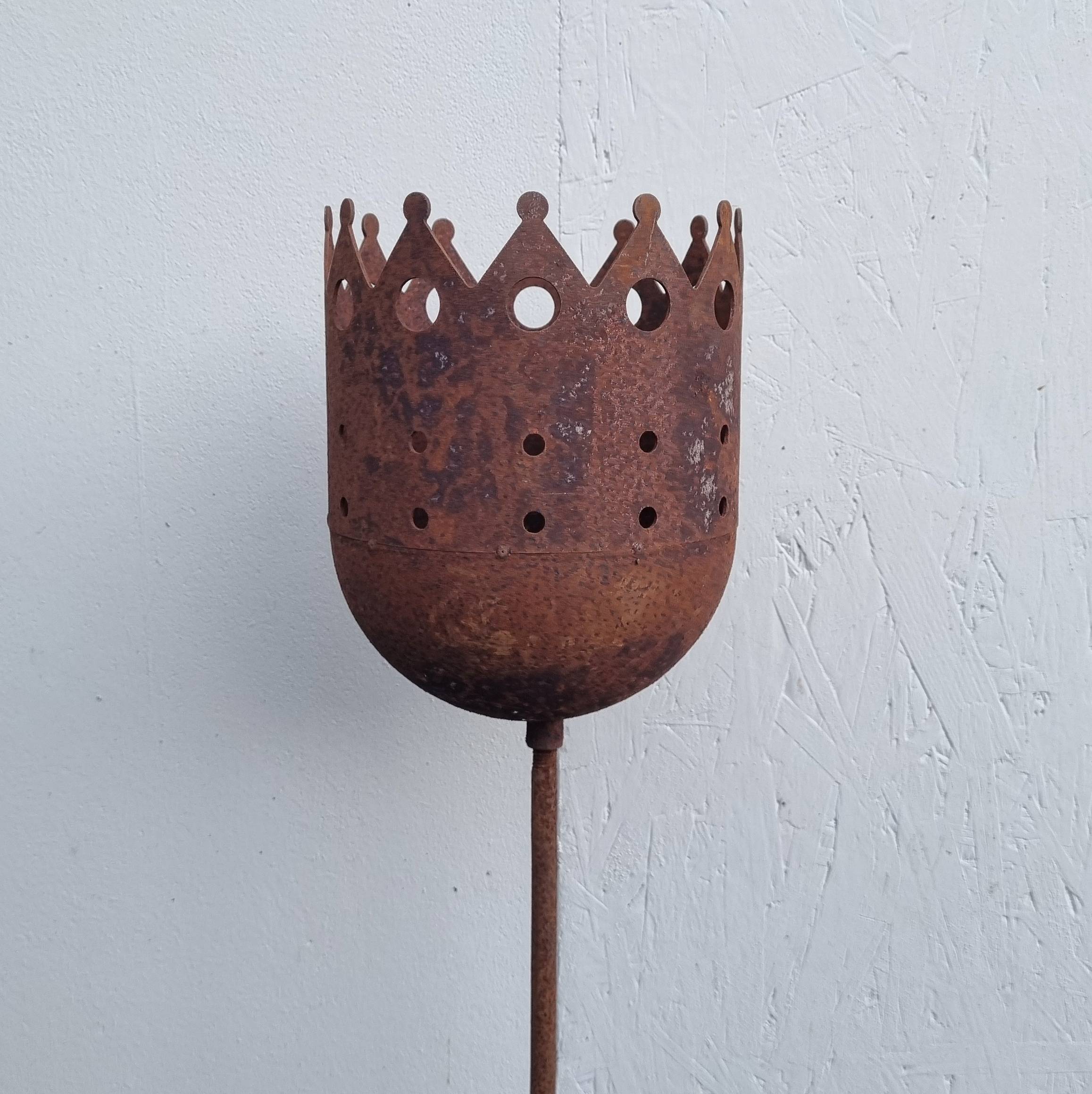 Photophore en fer rouillé, sur tige, 110 cm